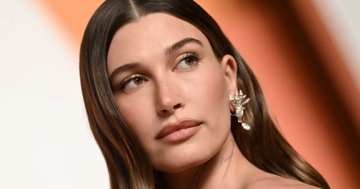 Trendy faux freckles 2025: 7 snadných triků, jak na dokonalé pihy | Elle.cz