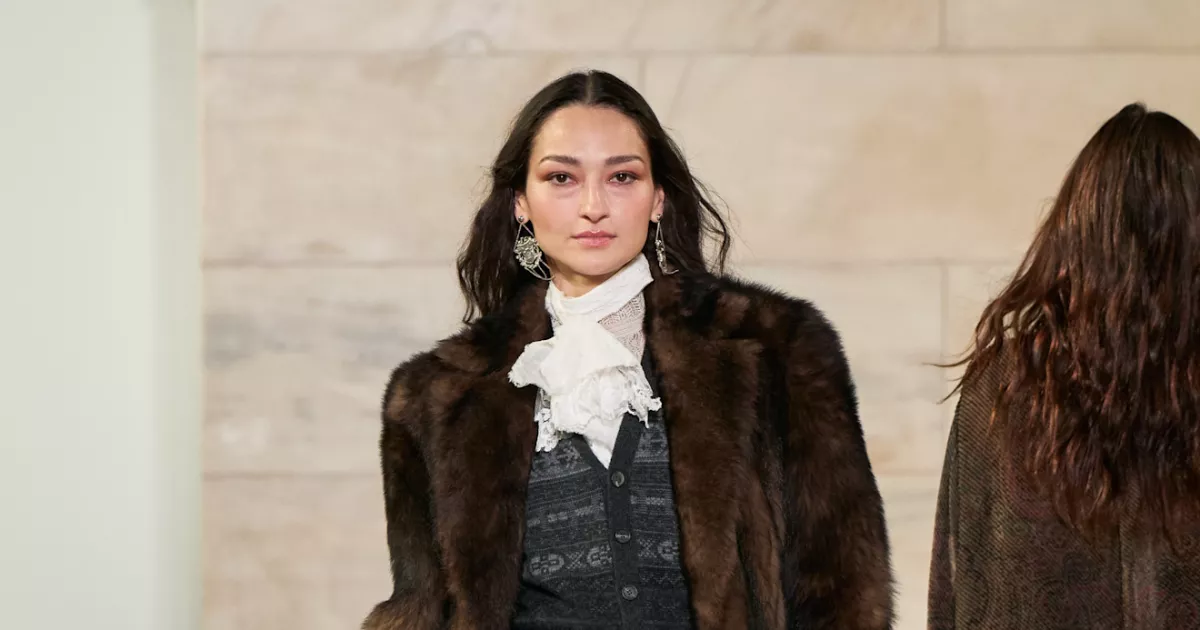 Módní hack princezny Diany: V roce 2026 zastrkáváme kalhoty do kozaček ...